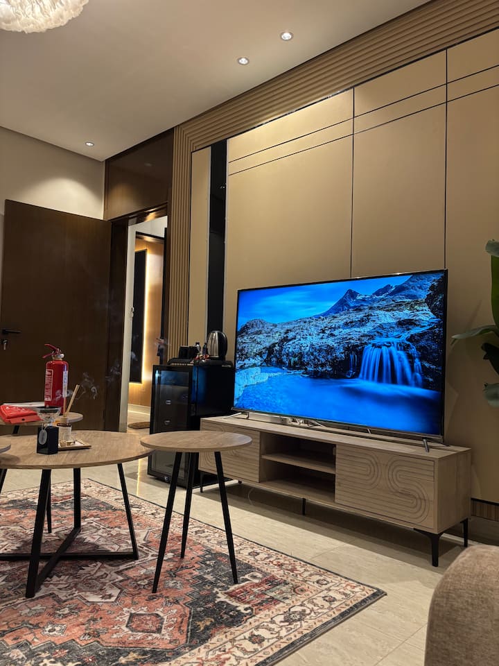 غرفه نوم وصاله معيشه بتصميم مودرن وهادئ ودخول ذكي - Eritrea