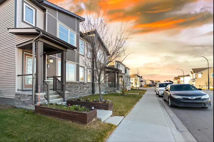 King Bed 3br Near Airport | Banff 1hr | Sleeps 6 - Calgary