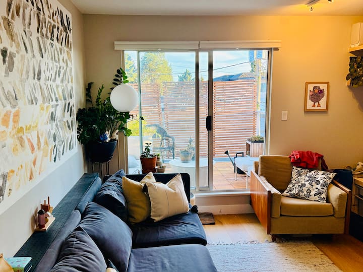 Modern East Van Hub | Family Ready + Crib - Vancouver