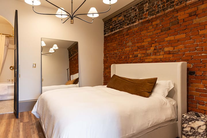 The 908 | Historic Luxury Suite 1 - Monroe, WA