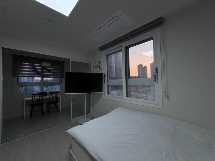 Sunlight Slanted Through The Window - Séoul