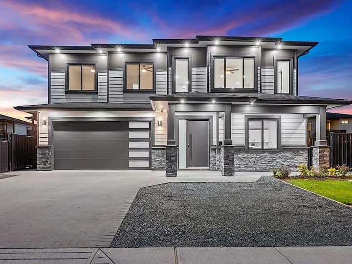 Modern King Suite: Private Entry & Full Kitchen - Abbotsford