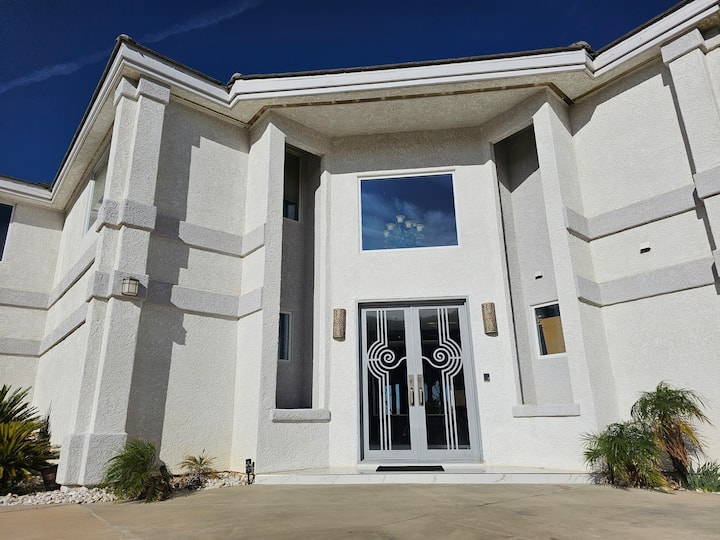 The Local Gettaway - Palmdale, CA