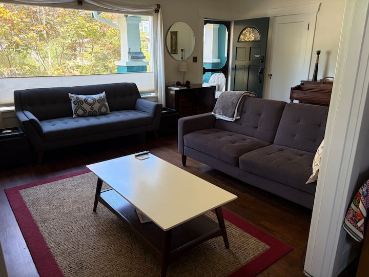 The Longhouse Craftsman Home ~ Two Bedroom - Maple Leaf - Seattle