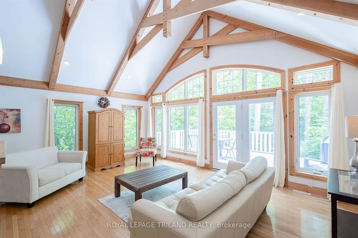 Grand Bend Cottage | Private Lake + Pool & Hot Tub - Grand Bend