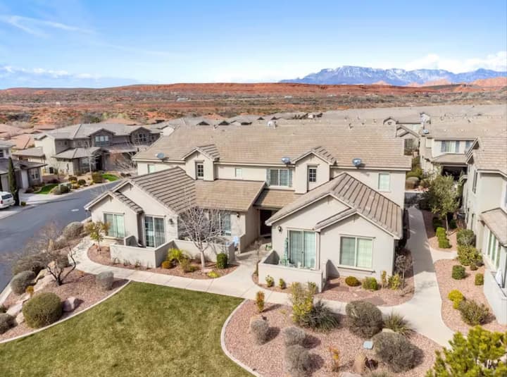 Mountain-view Townhome W/ Emeral Pools & Hot Tub - St. George