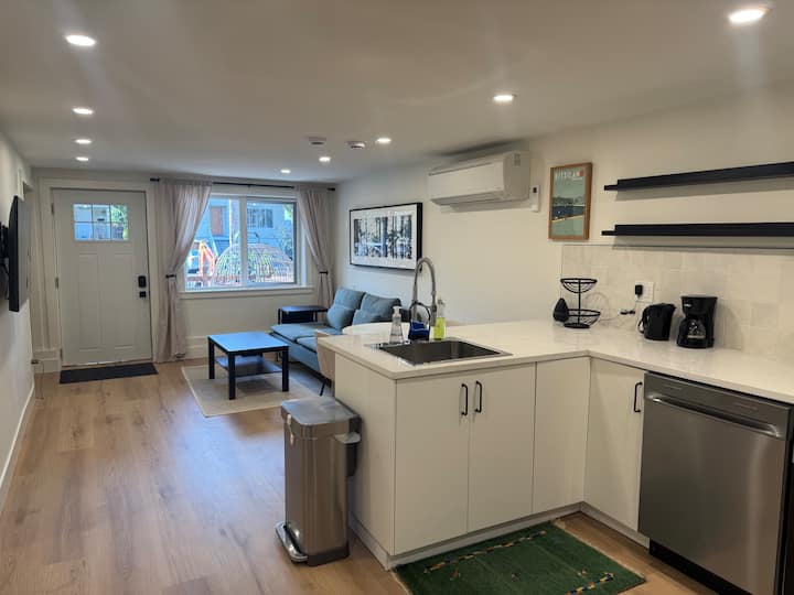 Modern Kitsilano Garden Suite | 2 Bed 2 Bath - Vancouver