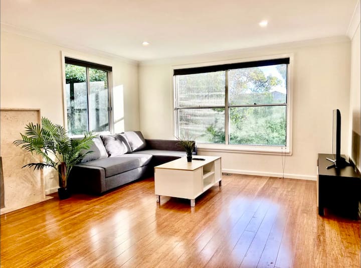 A01-prestige: Sweet Home Near Parliament House - Canberra