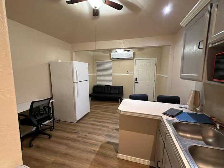 Cozy Studio 65" Smart Tv Self Check-in S. Laredo - Laredo, TX