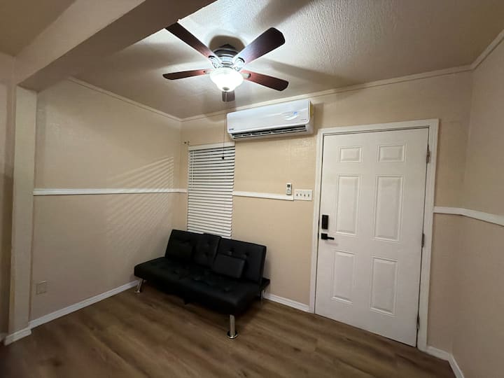 Cozy Studio 65" Smart Tv Self Check-in S. Laredo - Laredo, TX