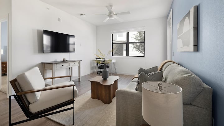 Landing | Chic 2bd, Clubhouse, Gym - Austin, TX