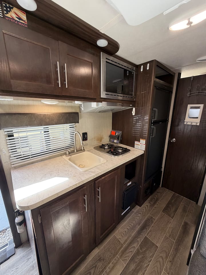 Relax And Unwind In This Comfortable Rv. - Vero Beach, FL