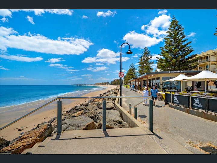 Beach Retreat | Coastal Calm With Courtyard Charm. - South Australia