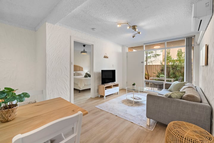 Beach Retreat | Coastal Calm With Courtyard Charm. - Glenelg