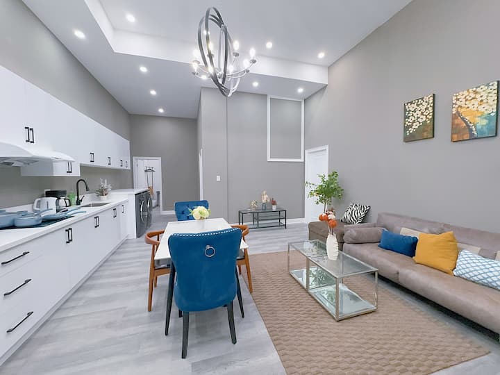 Richmond Hill Stylist 2b1b With Private Kitchen - Aurora