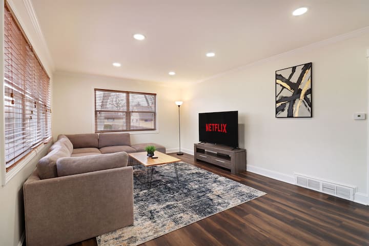 Yellow House Getaway | 4 Queen Bed 2 Bath - Libertyville, IL