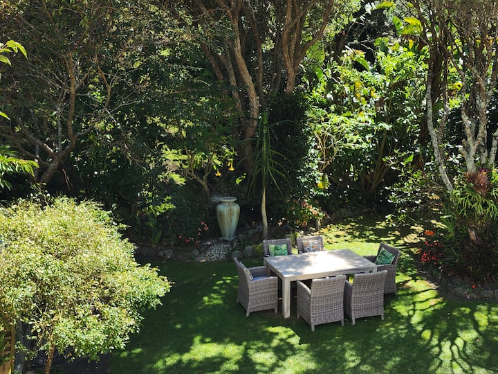 Tropical Garden Hideaway - Thames