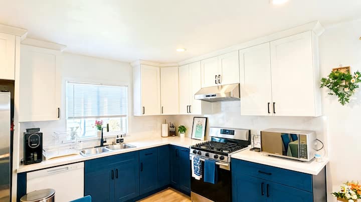 Stylish 2br Retreat Free Parking & Easy Bay Access - San Leandro, CA