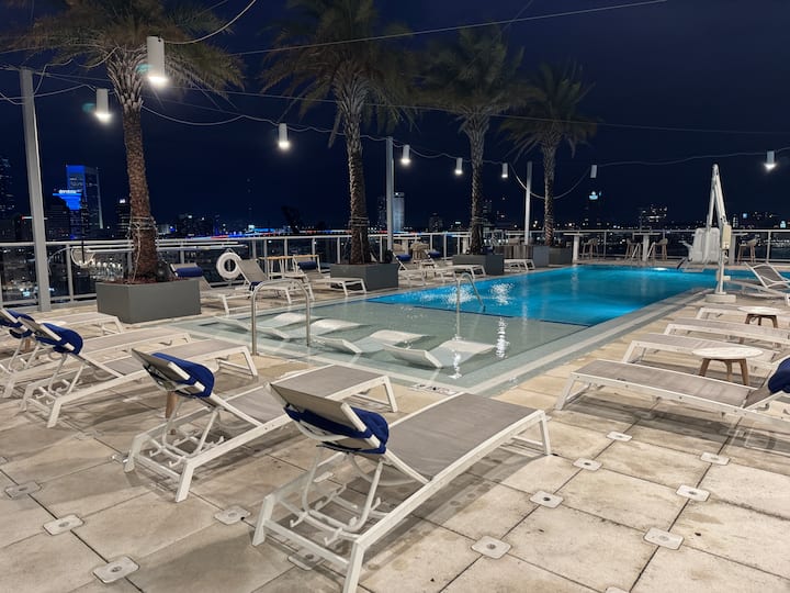 Urban Luxe Escape W/ Rooftop Pool - Jacksonville, FL