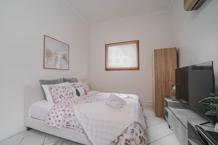 Private Studio Kogarah | Near Hospital & Train - Penshurst