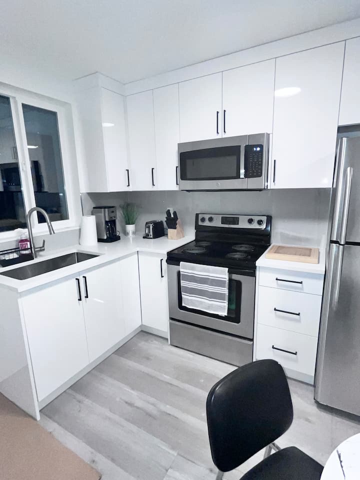 Private 1br Garden Suite – Cozy Stay + Parking - New Westminster