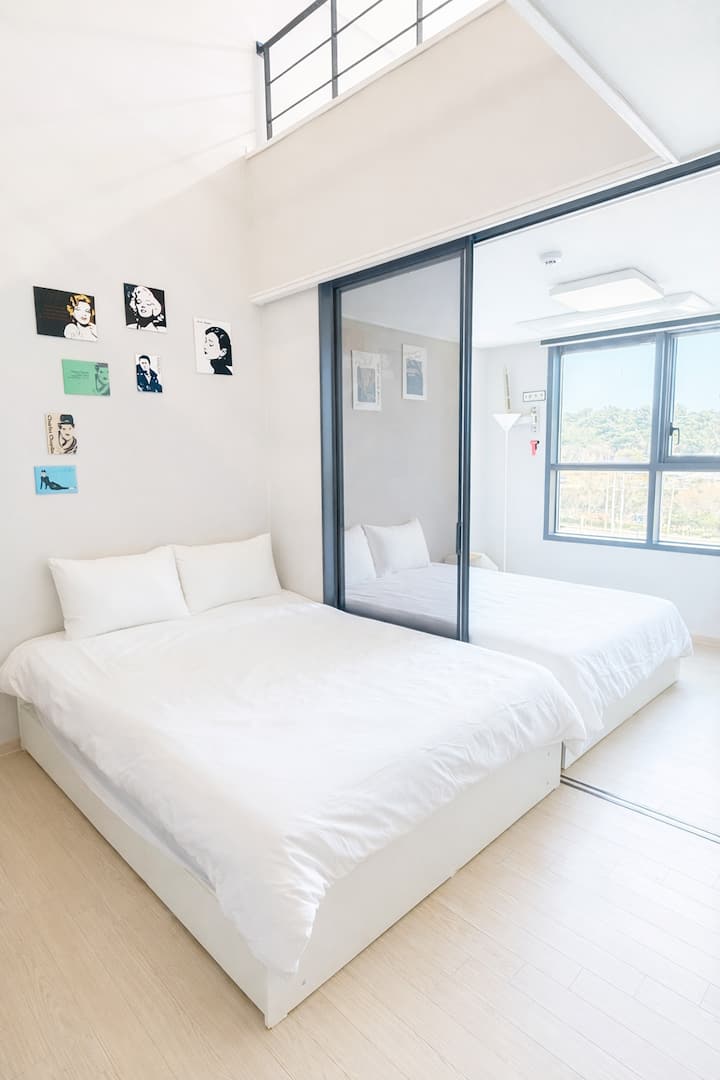 동해 파인앤유오션시티 305호 오션뷰 라텍스 트윈베드 복층(26년 3월 All새제품) - Donghae-si