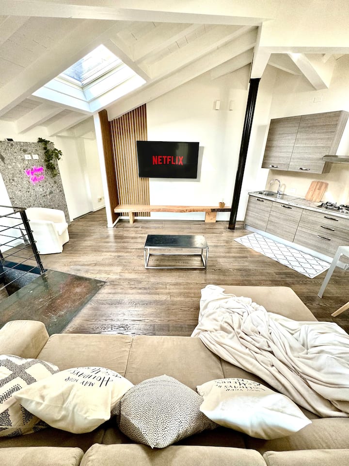| Bridge Apt | Design 2br • Netflix • Wi-fi - Brescia