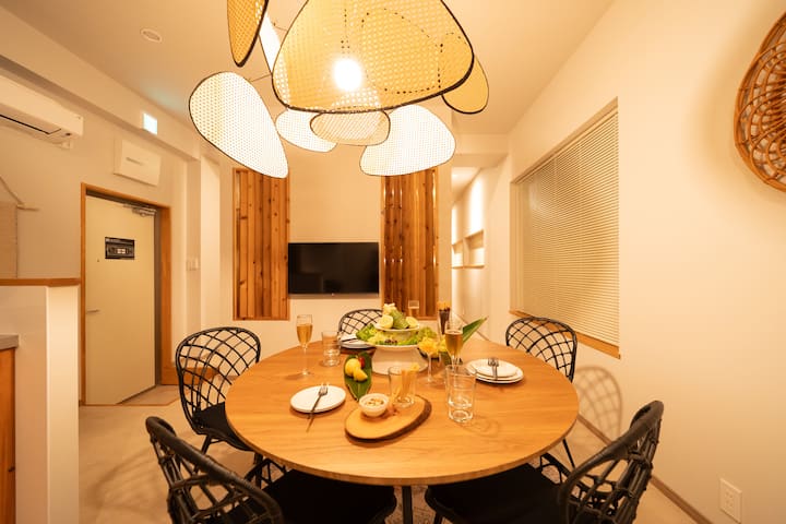 美栄橋駅から徒歩約1分｜最大8名まで／シャワー2トイレ2／国際通りまで徒歩8分／広々空間57㎡｜3階 - Naha