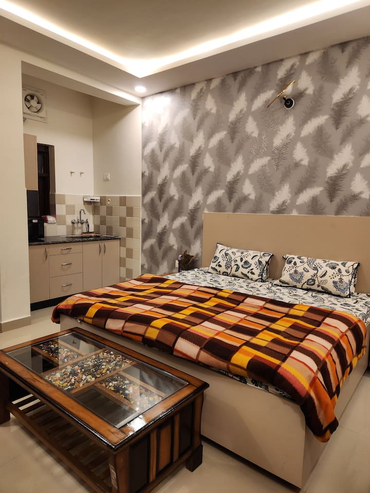 Radha Vibes - Premium Studio - Near Prem Mandir - Vrindavan