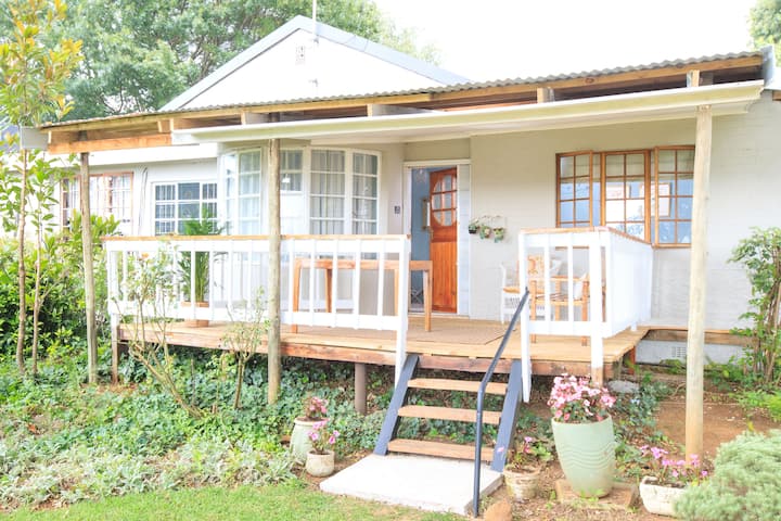 Swallows Nest Studio – Cosy Romantic Farm Getaway - Himeville