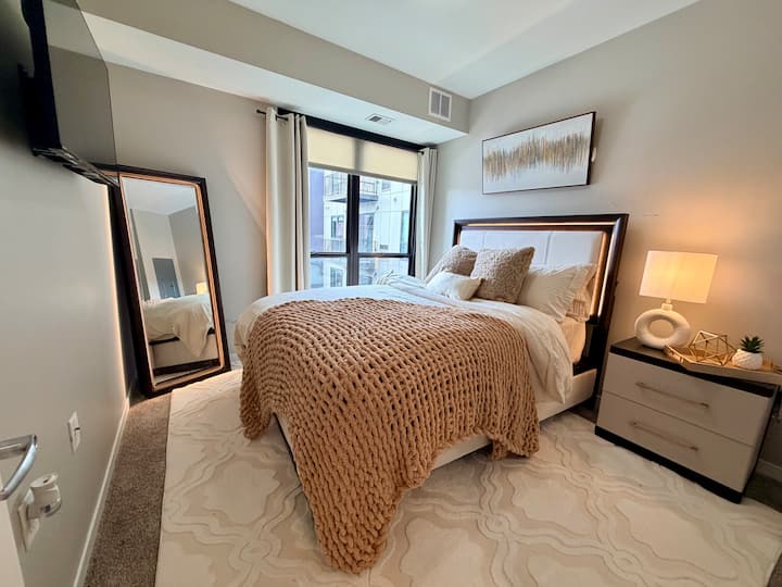 Luxury Downtown Des Moines Stay |Balcony + Parking - Des Moines, IA