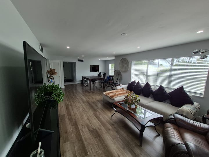 Good Vibes Only Stay Condo - Sunrise, FL