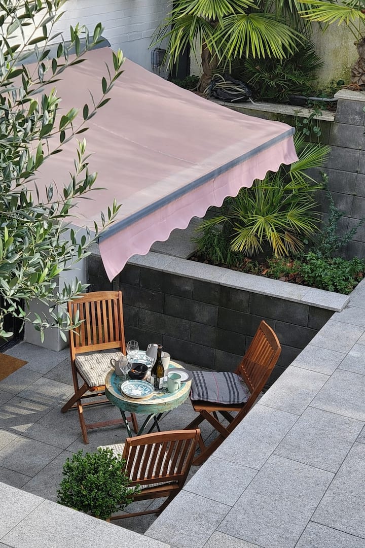 Mediterranean Designer Suite + Terrace Sequoiaview - Bonn