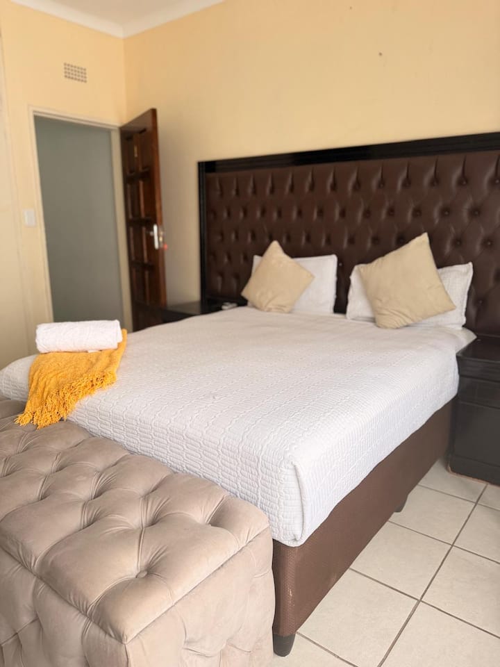 Meeting Kingdom Luxury Guest House, Room 1 - Tlhabane