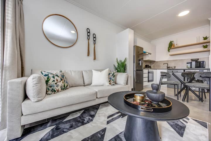 1bed •1bath •Cozy Top Floor Haven - Sandton