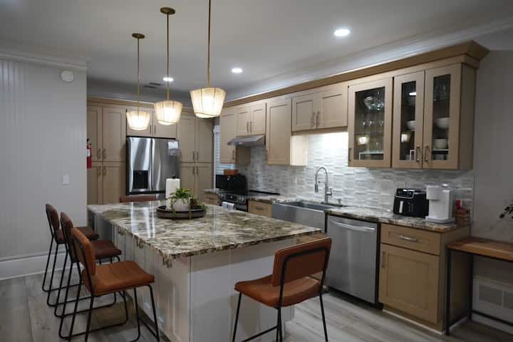 Spacious Manor W/pool- Tpc Countryclub 5 Mins Away - Duluth, GA