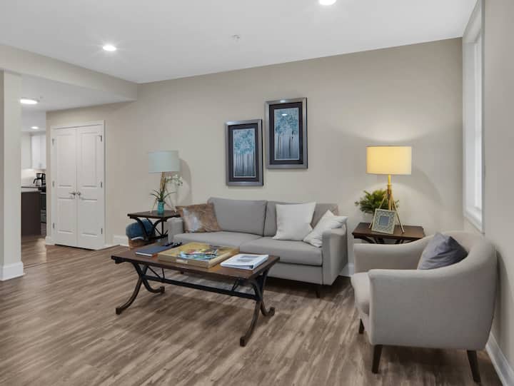 Modern 2br Retreat | Open Kitchen | 2 Full Baths - Frederick