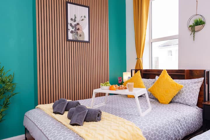 Stylish 3-bed Apartment With Side Sea View - Arundel