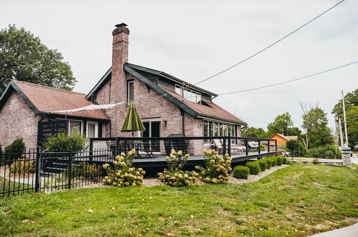 A Luxe Lakefront Retreat W/ Hot Tub, Dock & Kayaks - Portage Lakes, OH