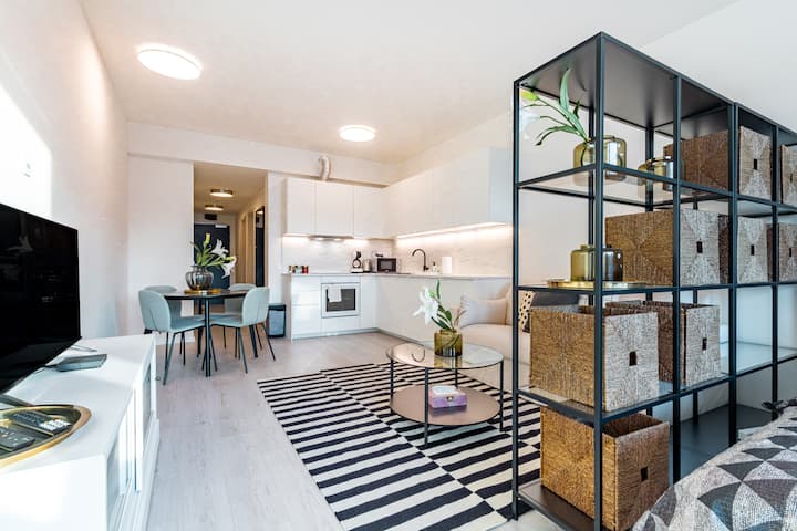 Light & Airy Comfort Studio | Garage + Balcony - Bratislava