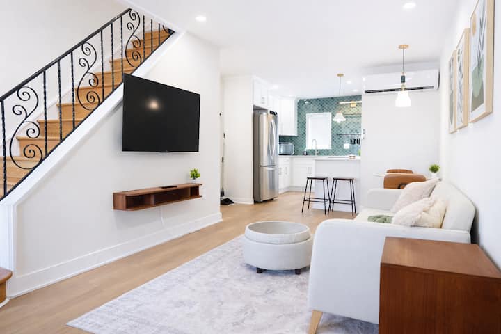 Charming Sp Getaway | 4br, Kitchen & Laundry - Camden, NJ