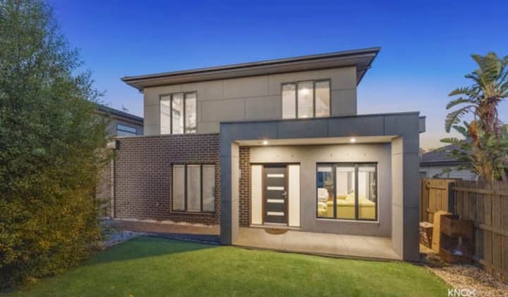 Spacious 4br Family Townhouse Boronia - Croydon