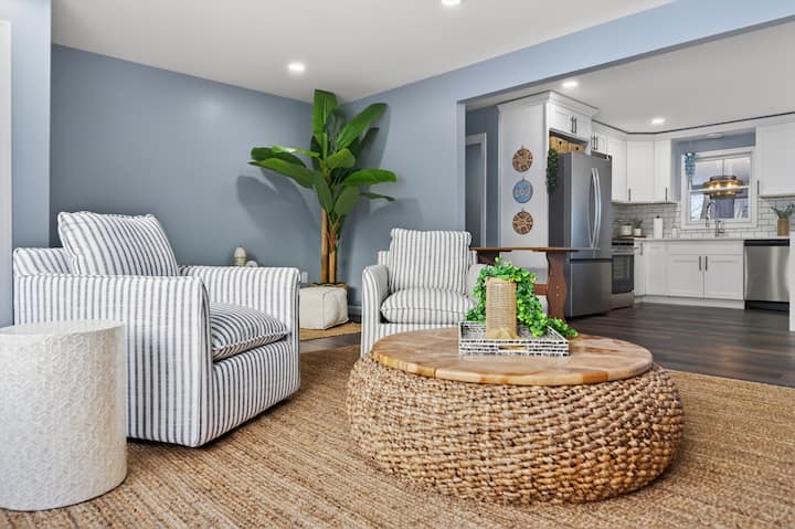 Coastal 5br Retreat –Minutes To Beaches & Downtown - Misquamicut, RI