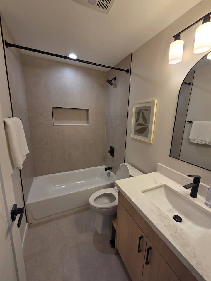 Entire Suite | Downtown | Free Parking | 2 Min Bus - Seattle, WA