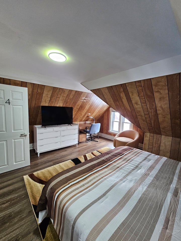2br Retreat W/ King Loft, Near Downtown, Hospital - Peterborough, ON, Canada