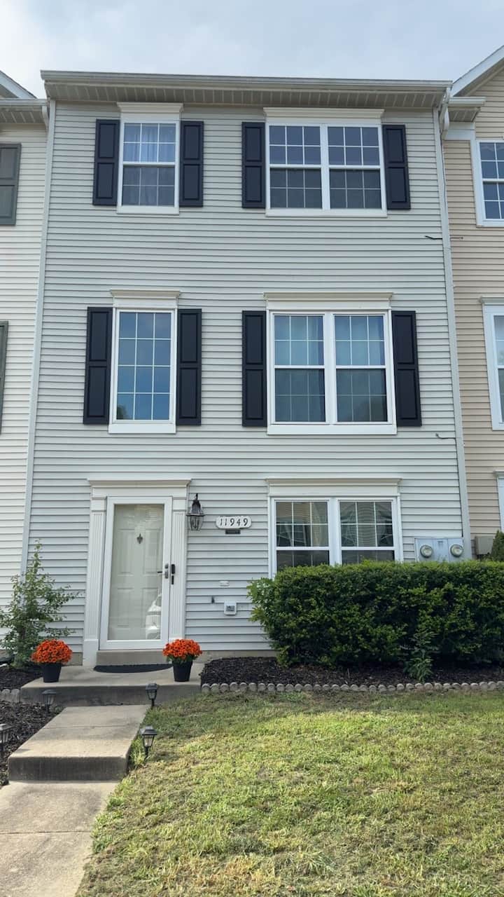 Modern 3-story Townhouse
Comfort Meets Convenience - 월드로프