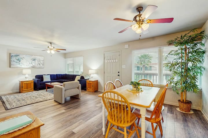 2 Br Comfortable Condo W Shared Pool - Beach Near - Corpus Christi, TX