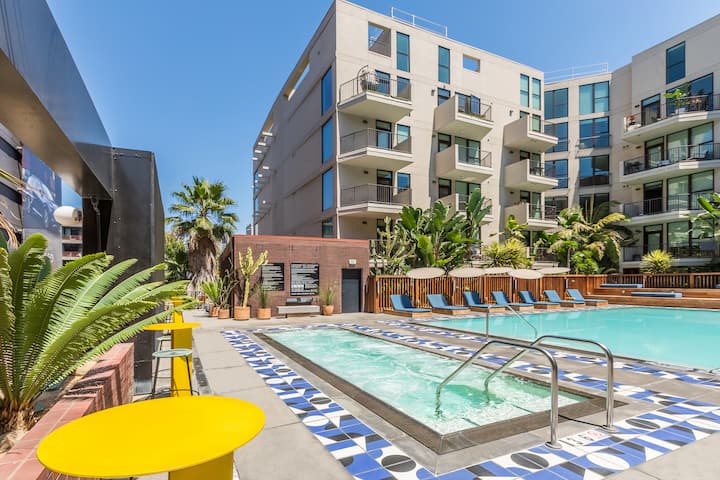 Modern Hollywood Studio | Pool, Hot Tub & Gym - West Hollywood, CA