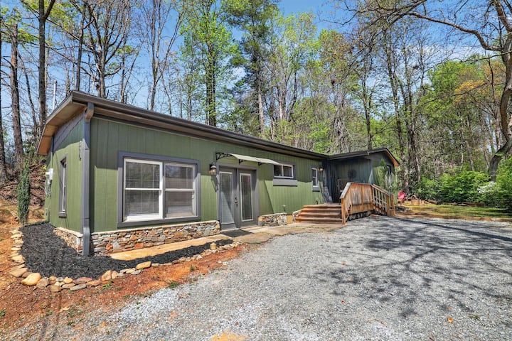 Walk To Downtown Brevard | Fire Pit | Bikes - Brevard, NC