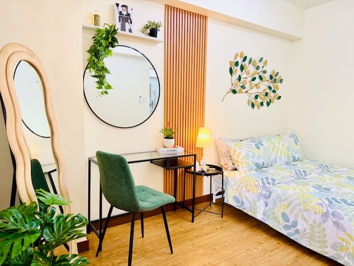 Prime Qc 2br |Near Eton & Solaire | 3 Ac |Sky Pool - Quezon City